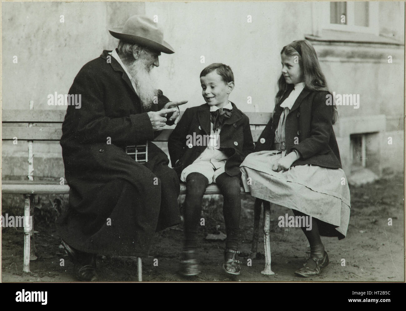 Léon Tolstoï avec petits-enfants Leo et Sofia, 1909. Artiste : Chertkov, Vladimir Grigorievich ...