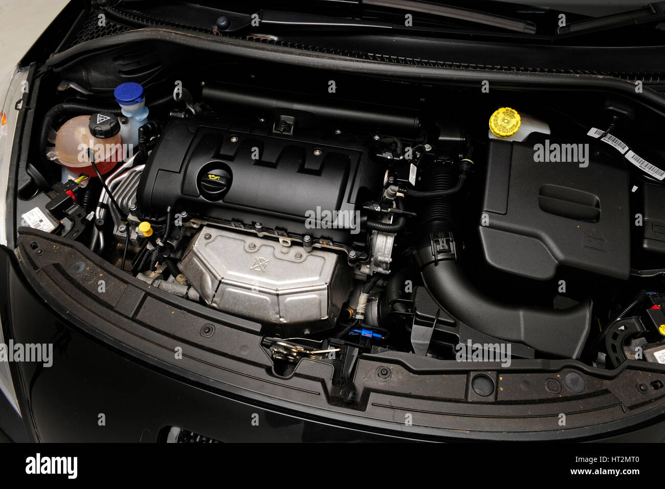 Peugeot 207 engine Banque de photographies et d’images à haute ...