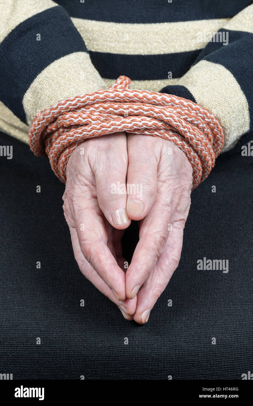 Vieille femme assise sur une chaise Banque de photographies et d’images à haute résolution - Alamy