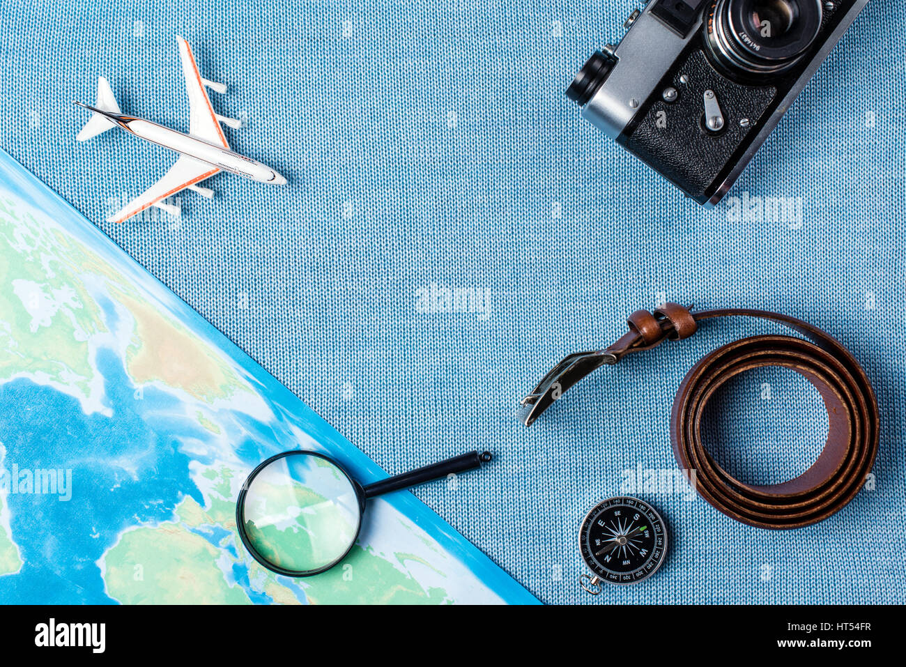 Boussole et avion sur fond blanc Banque de photographies et d’images à ...