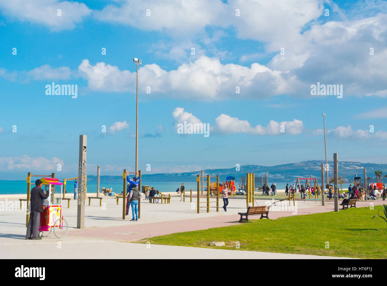 Plage et promenade du bord de mer, Tanger, Maroc, Afrique Photo Stock ...