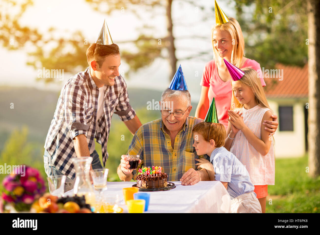 Grand-père de célébrer son anniversaire avec sa famille Photo Stock - Alamy