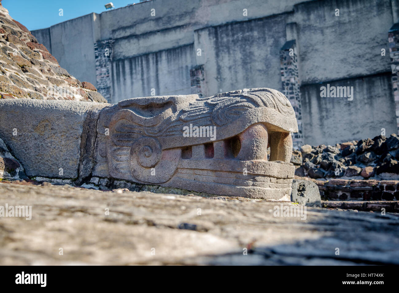 Sculpture en serpent (temple Aztèque Templo Mayor) à ruines de ...