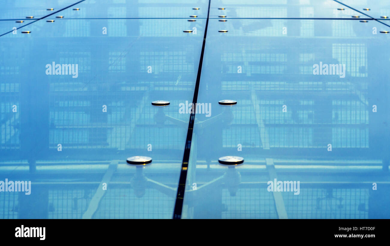 Les murs rideaux en verre. Éléments de fixation du verre spider système ...