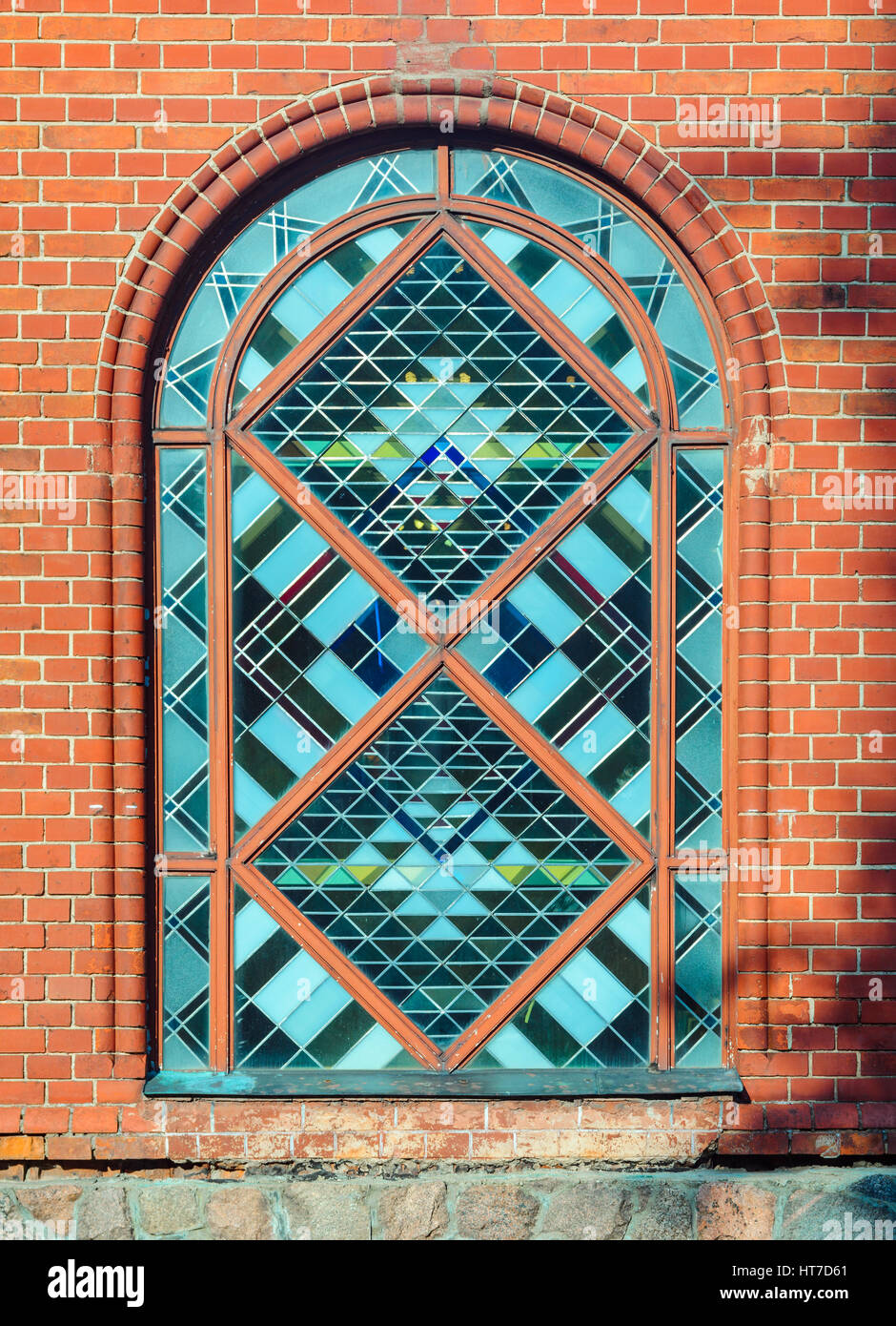 Vitraux fenêtre cintrée en mur de brique rouge. Façade Vue de face ...