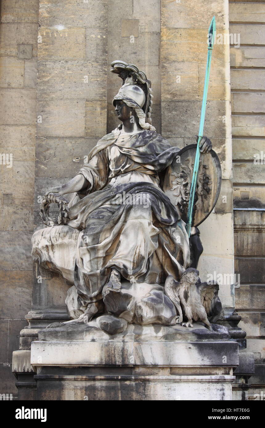 Statue de la déesse Athéna à l'entrée des Invalides. Paris, France ...