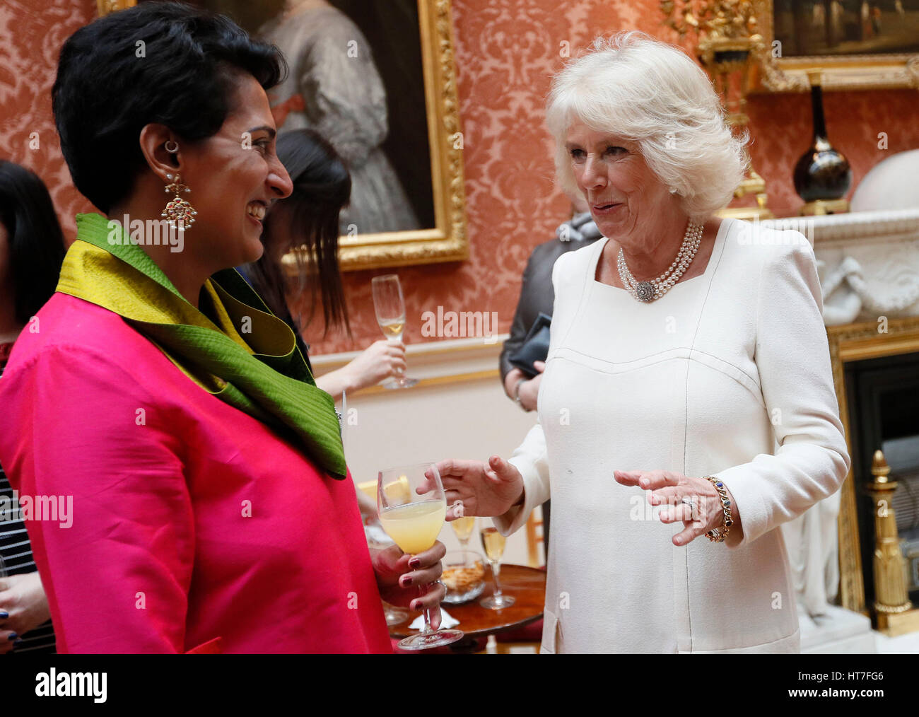 La duchesse de Cornouailles (à droite) parle de conservatrice, Sandhini ...