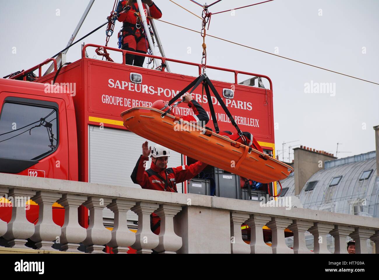 Les pompiers de Paris de l'élite de l'unité GRIMP (sauvetage dans des ...