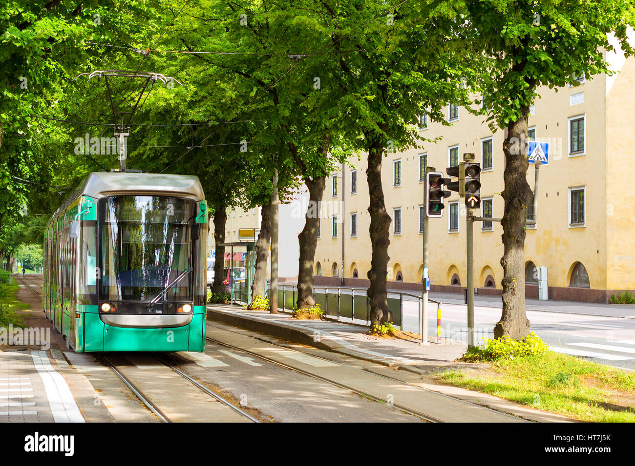 Tramway vert moderne d'Helsinki. High-tech City public véhicule ...