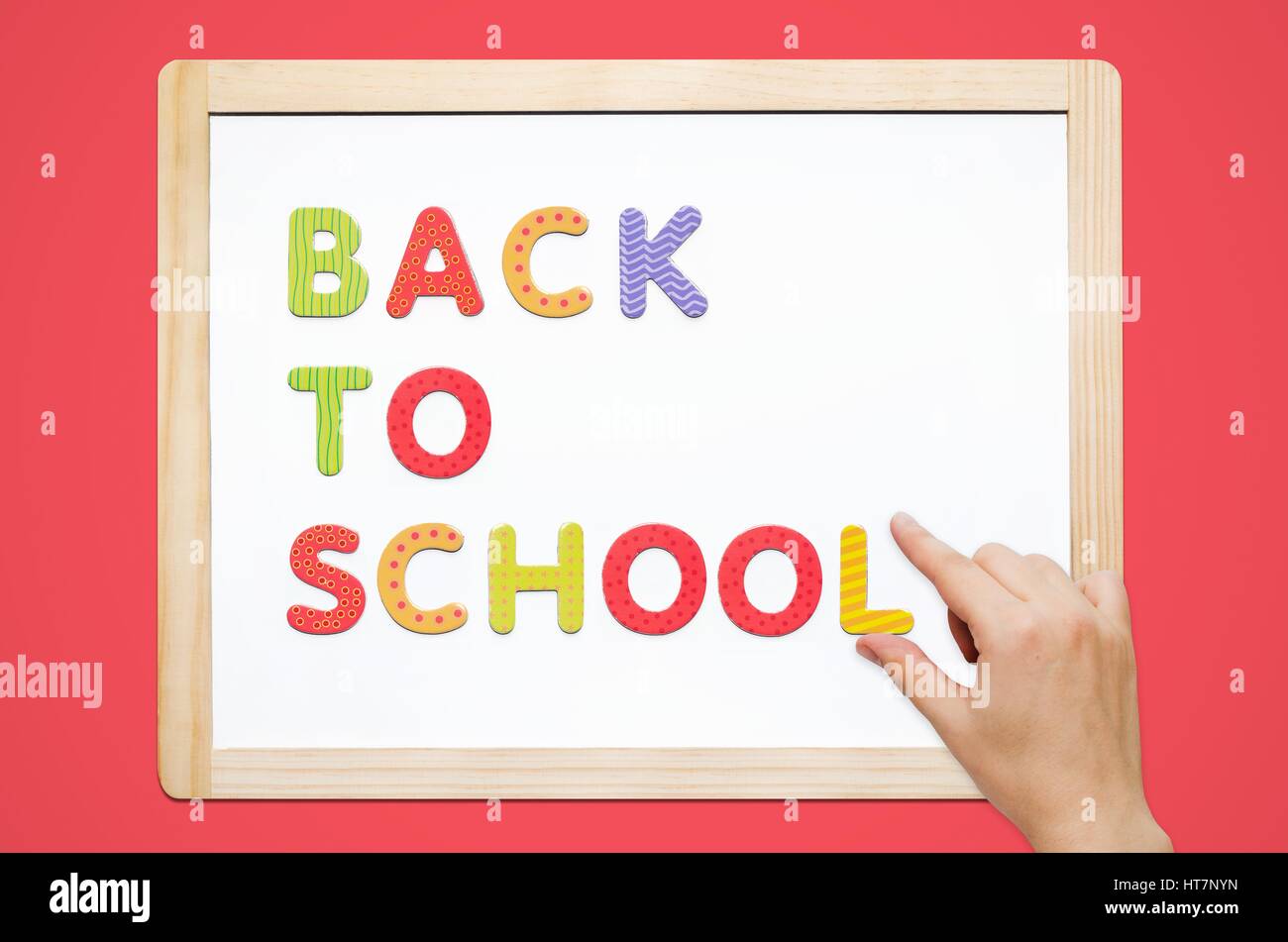 Mettre la main les mots Retour à l'École sur tableau magnétique. Kit ...