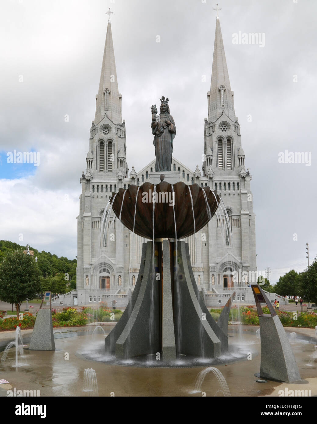 Statue fontaine de Saint Anne avec petit-fils Jésus dans ses bras en ...