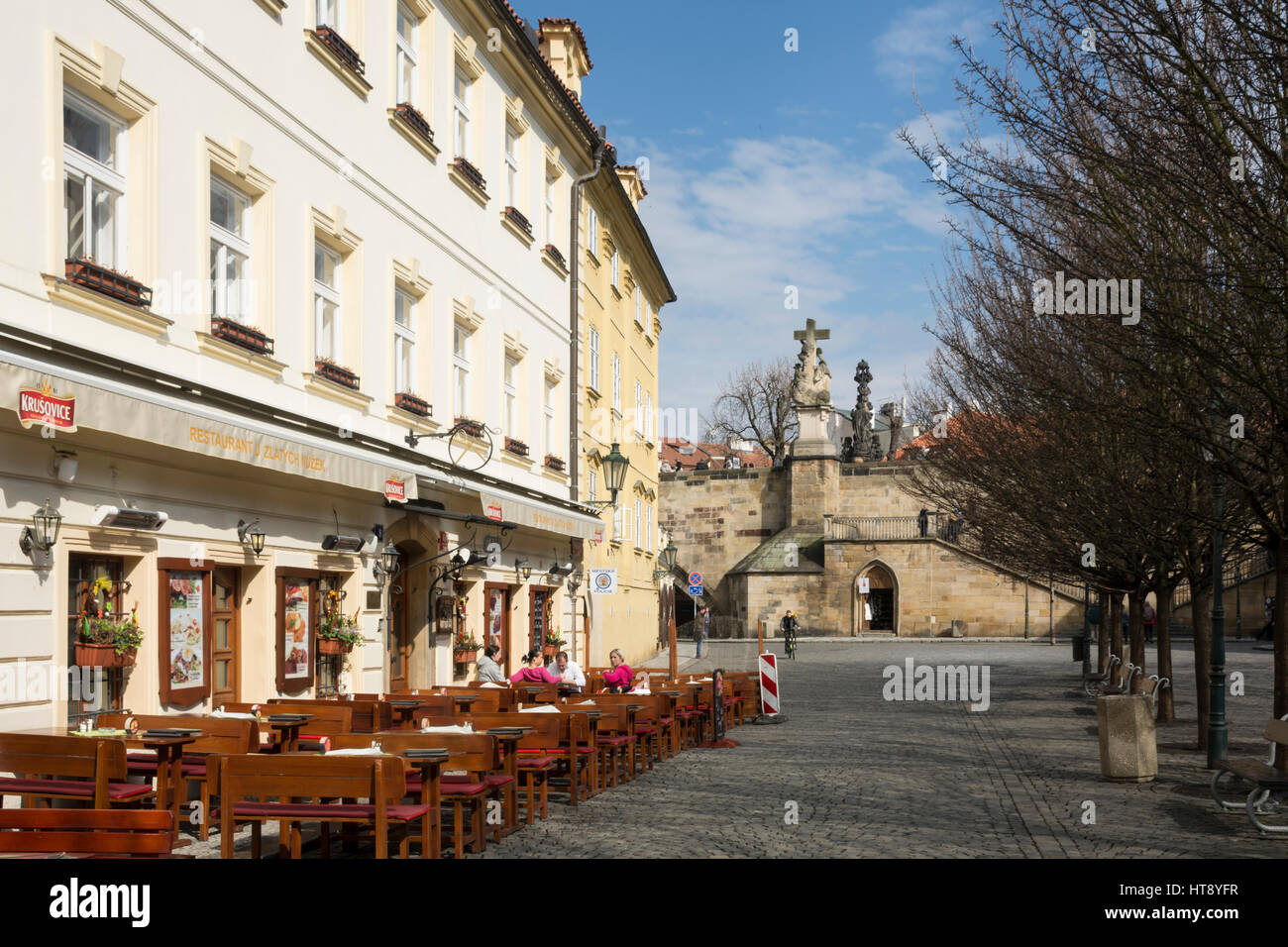 L'architecture des bâtiments et les rues de prague Banque de ...