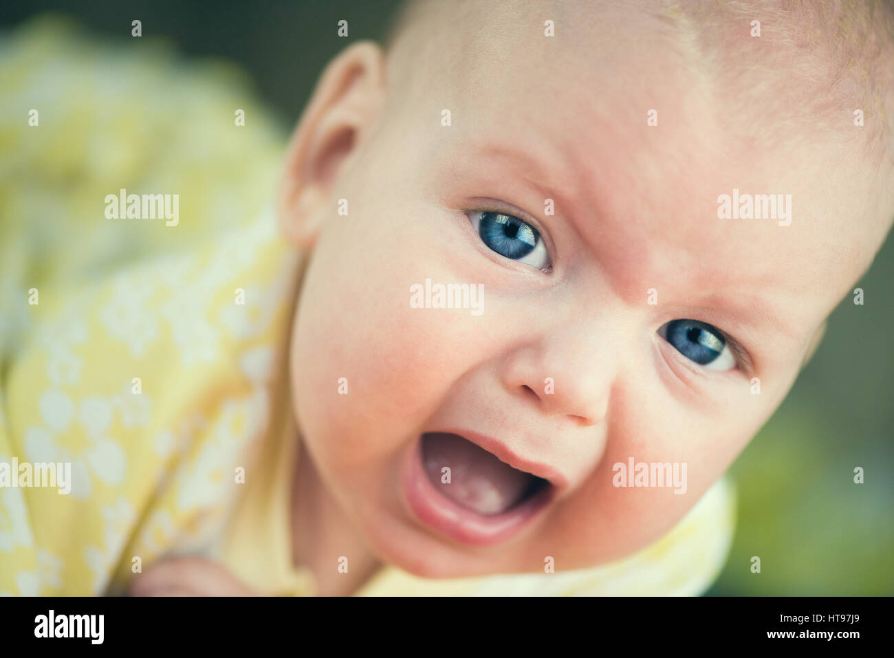 Baby girl face crying Banque de photographies et d’images à haute ...