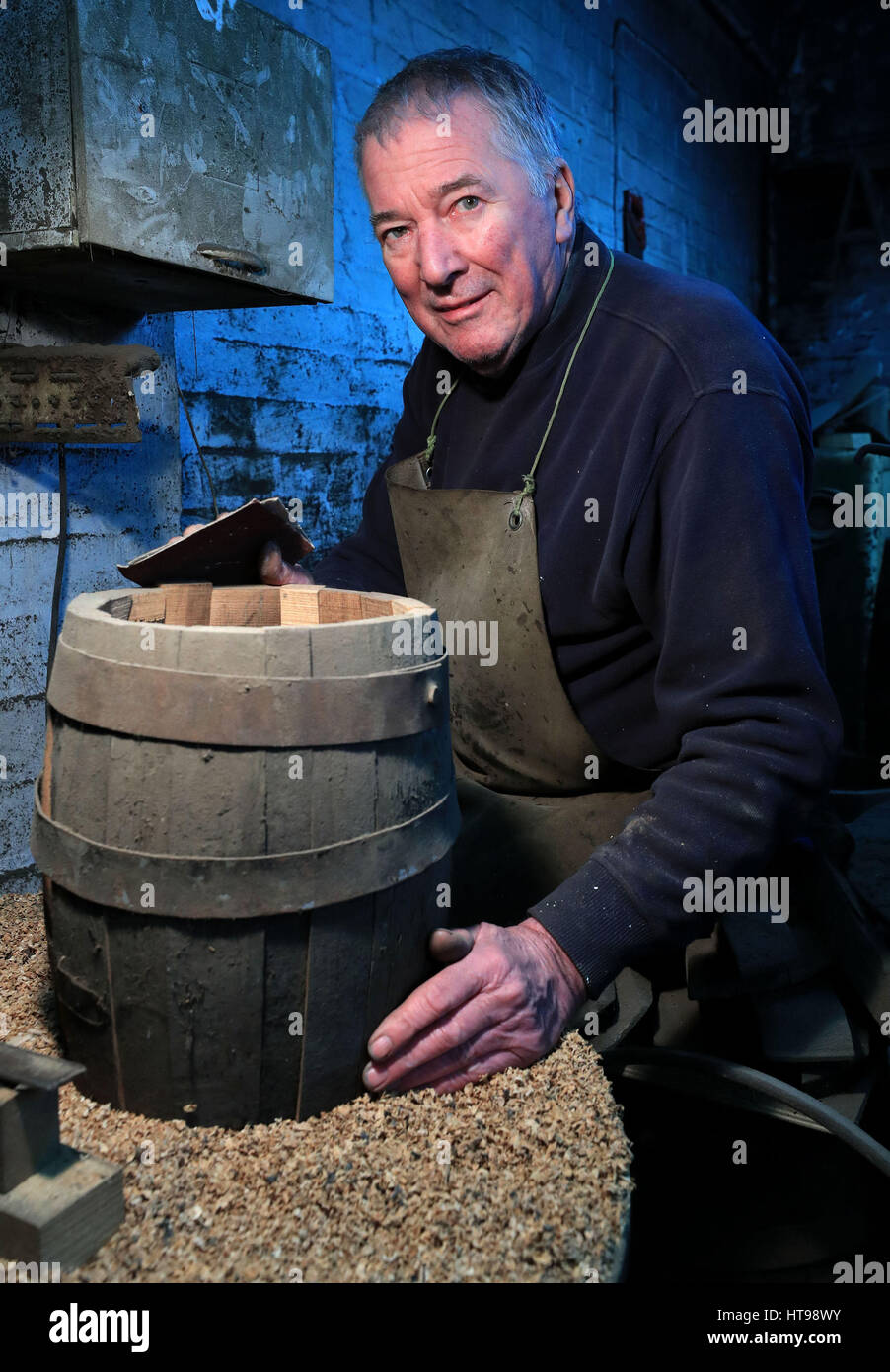 Les Skinner, 72 ans, qui est la plus ancienne cooper en Angleterre, à ...