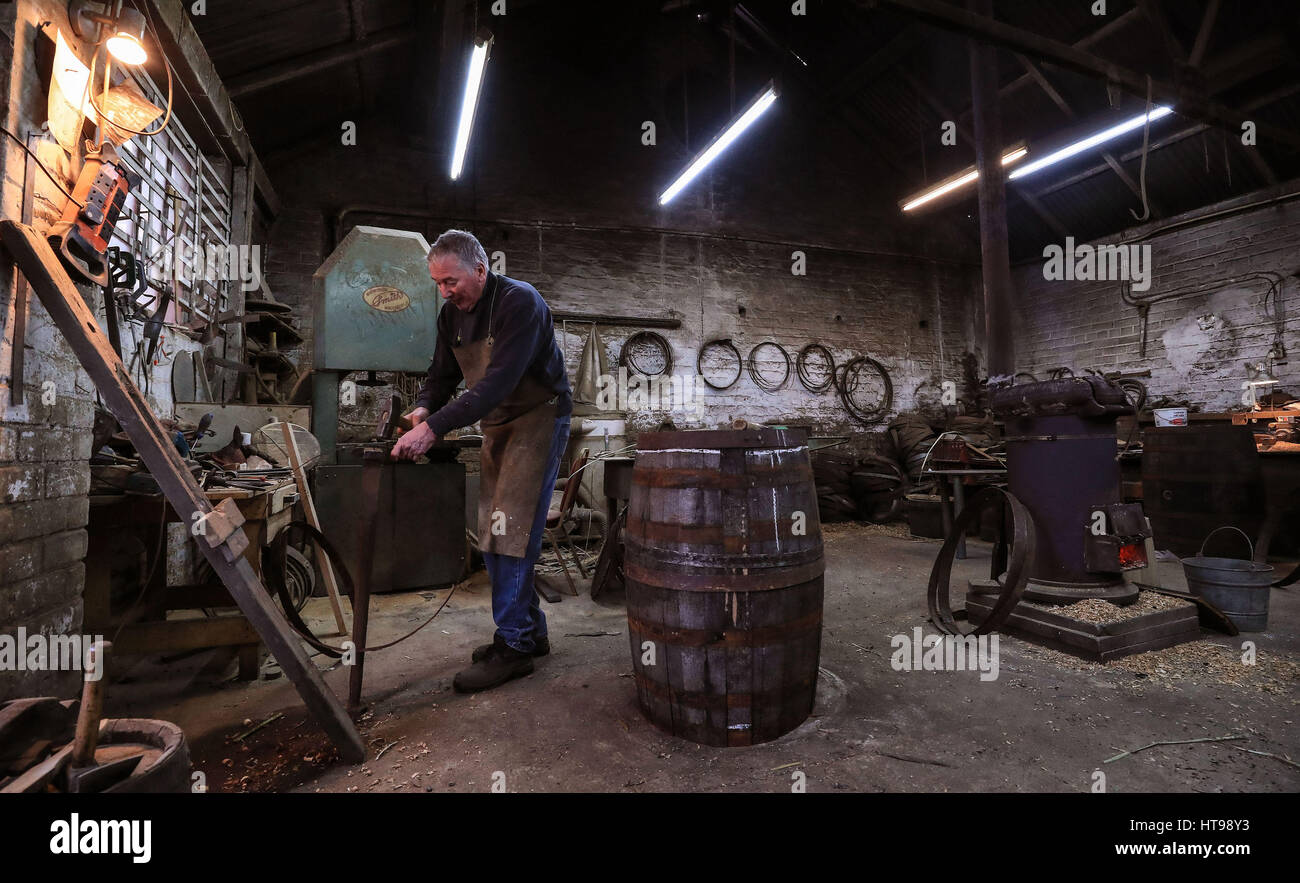 Les Skinner, 72 ans, qui est la plus ancienne cooper en Angleterre, à ...