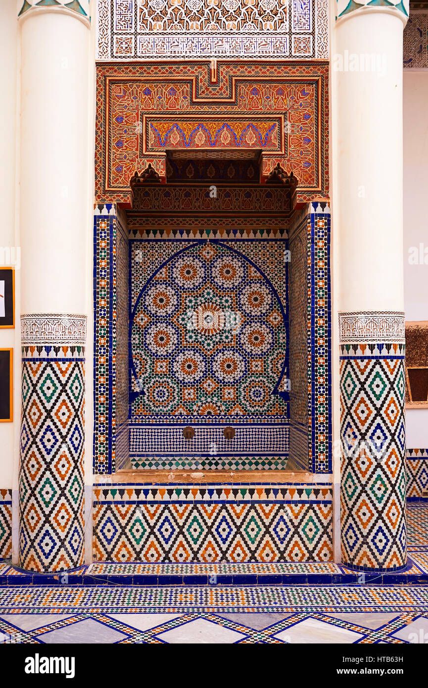 Morcabe plasterwok Arabesque berbère de carreaux Zellige une fontaine ...