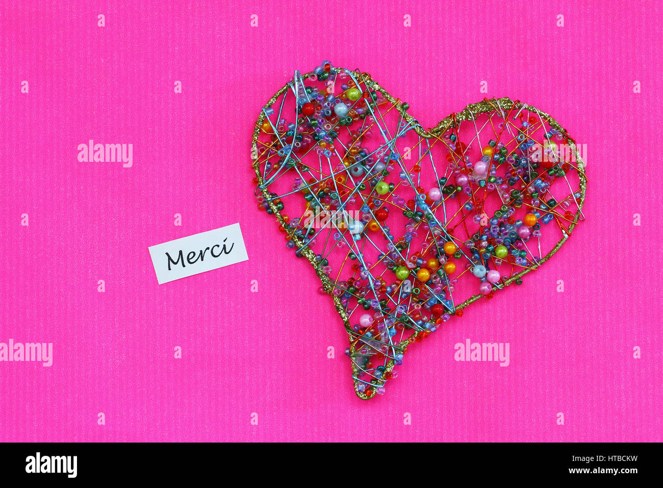 Merci Merci (en français) Carte avec coeur en perles colorées sur fond ...
