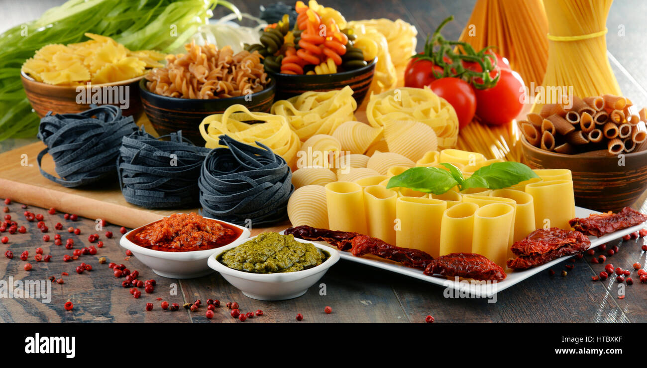 La composition avec différentes sortes de pâtes sur une table de ...