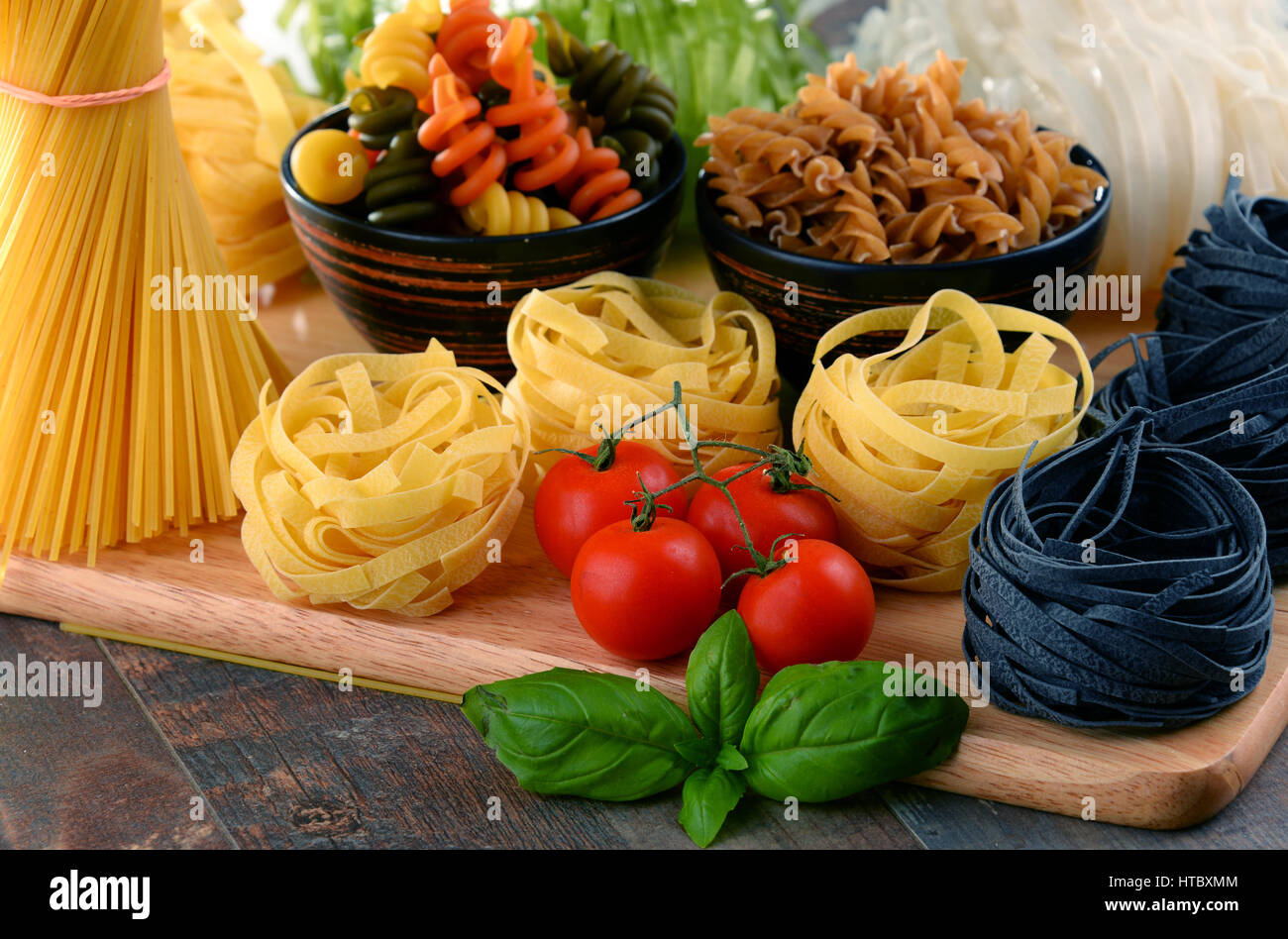 La composition avec différentes sortes de pâtes sur une table de ...