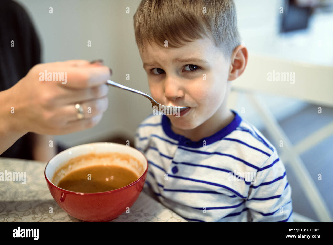 Manger seul Banque de photographies et d’images à haute résolution - Alamy