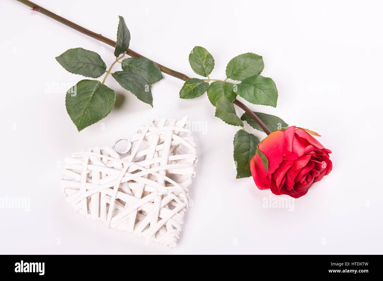 Coeur rouge pétale de rose valentine Banque de photographies et d ...