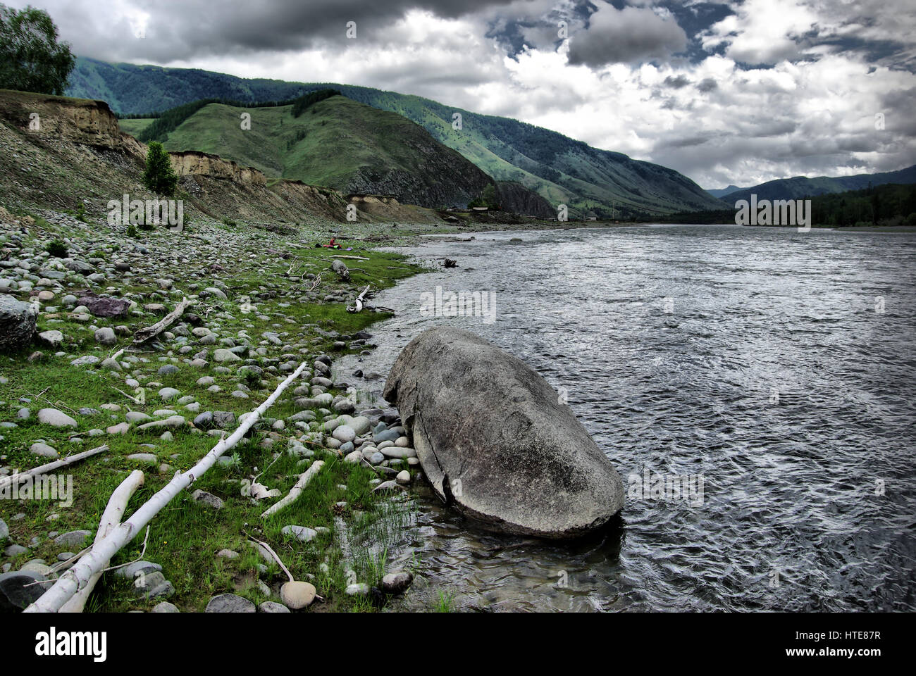 La rivière de montagne dans les montagnes. Courant à travers les gorges ...