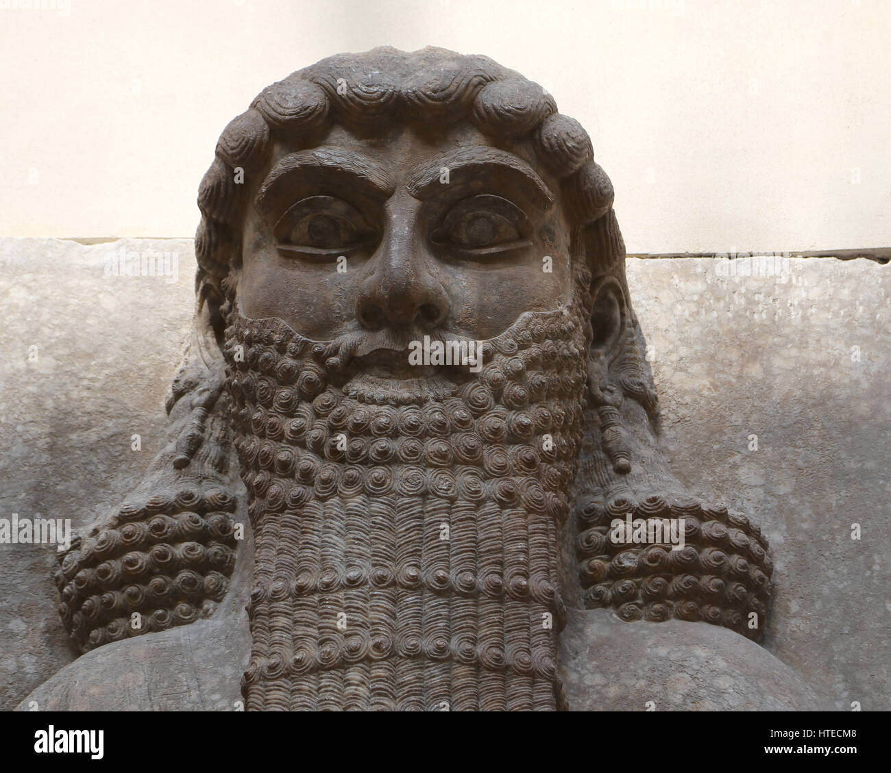 Le héros maîtrisant un lion (identifié avec Gilgamesh). Palais de ...