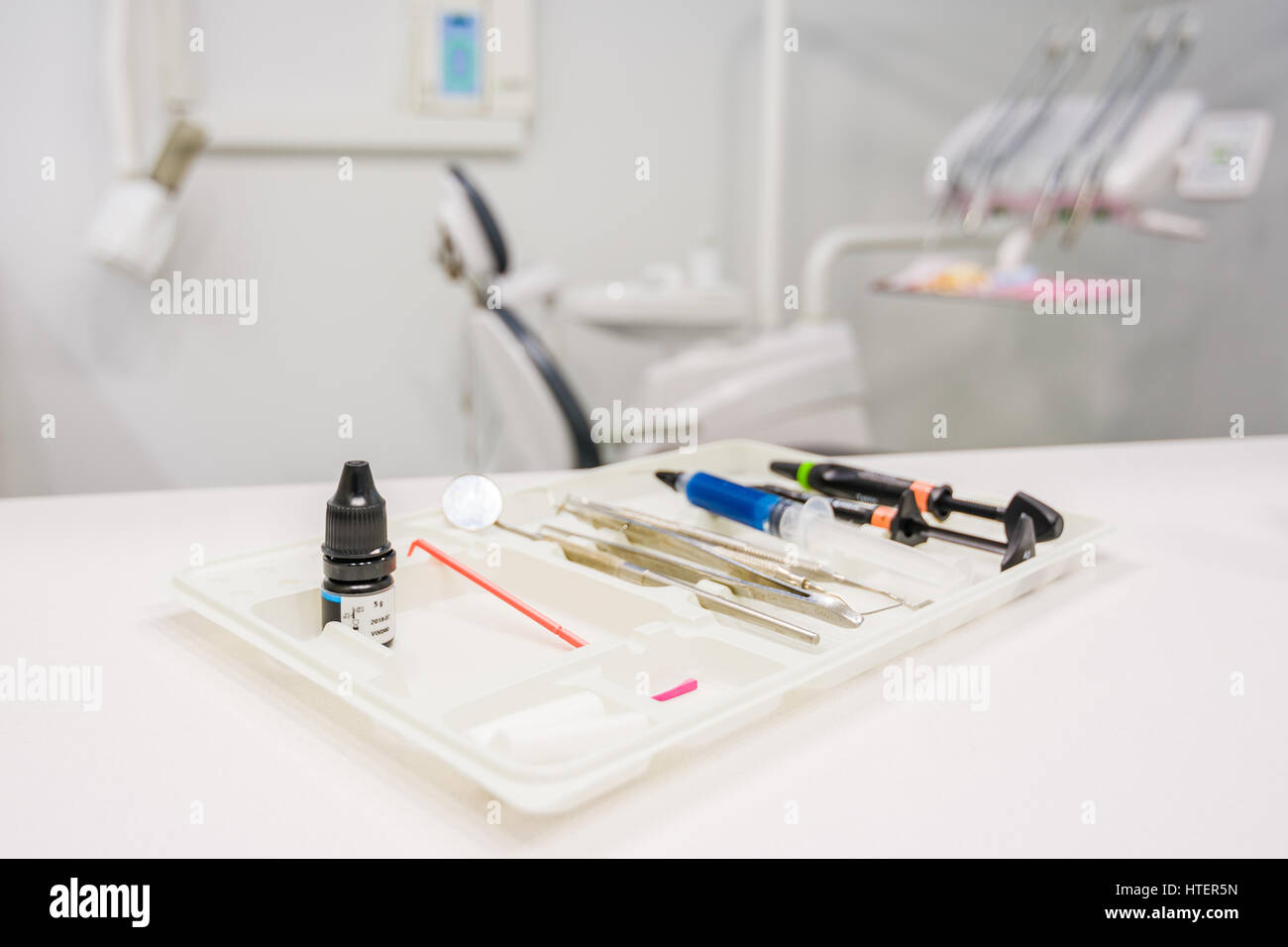 Instruments dentaires propres Banque de photographies et d’images à ...