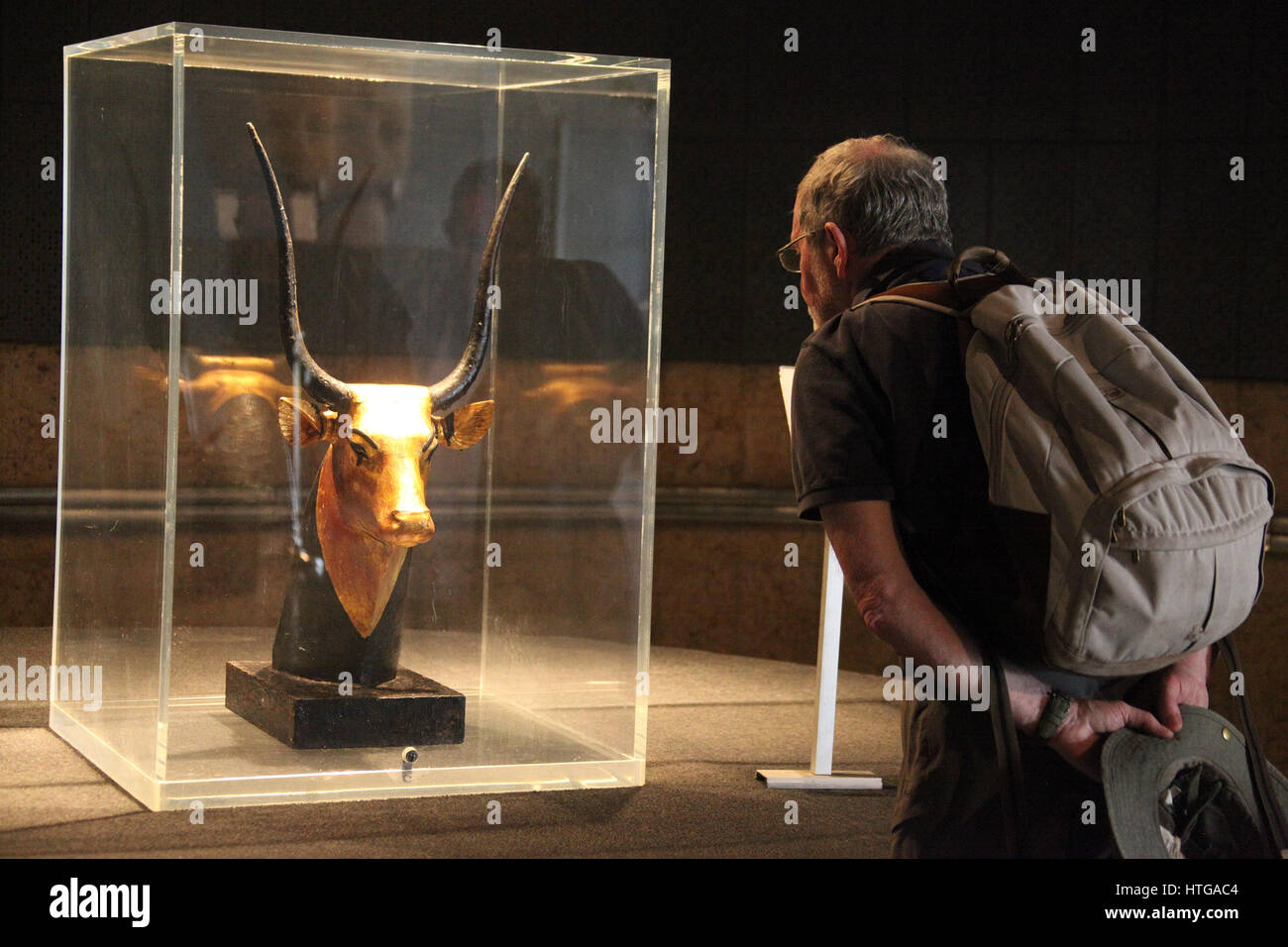 Visiteur au Musée de Louxor à admirer la tête de la déesse Hathor ...