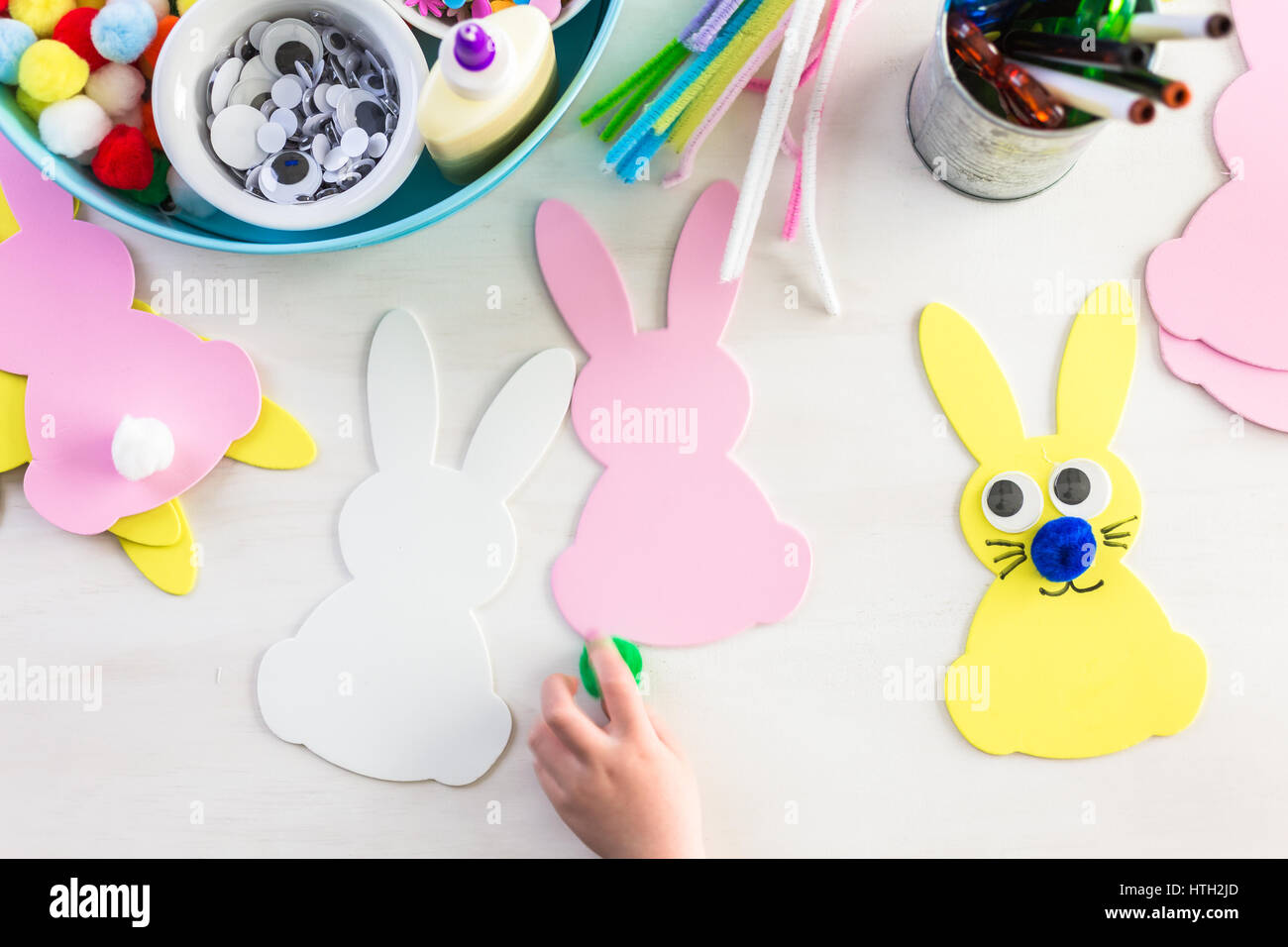 Étape par étape. Mère et fille la décoration de lapins de Pâques Photo ...