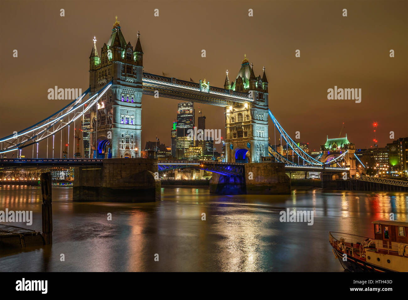 Aerial Tower Bridge Banque d'image et photos - Alamy
