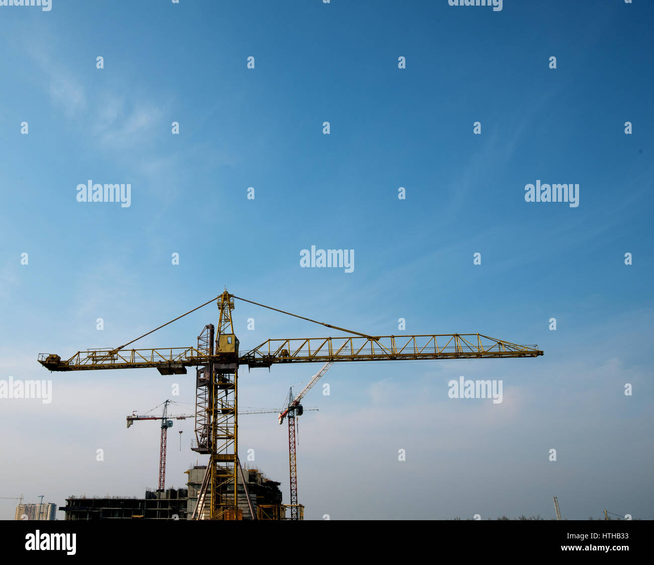 Grue a tour de travailler sur la construction d'une maison Photo Stock ...