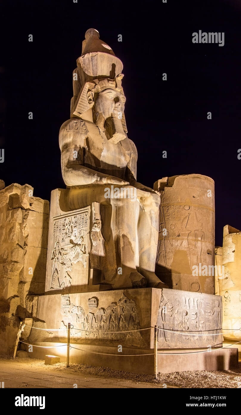 La figure de Ramsès II dans le temple de Louxor - Egypte Photo Stock ...