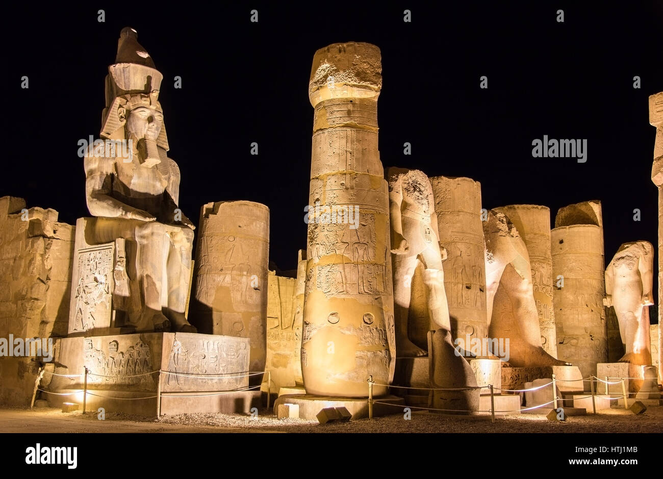 La figure de Ramsès II dans le temple de Louxor - Egypte Photo Stock ...