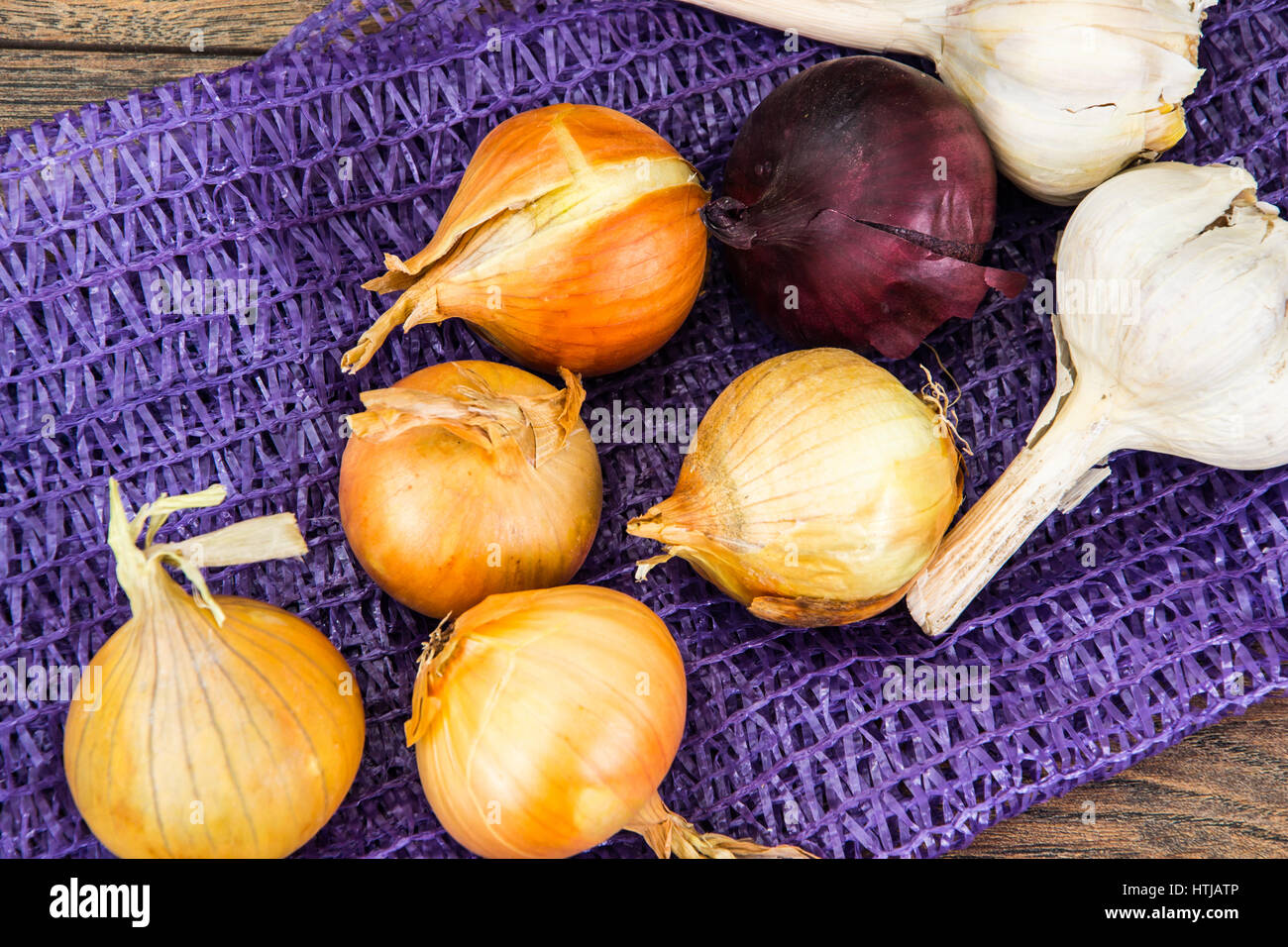 Oignons dans un sac en filet Banque de photographies et d’images à ...