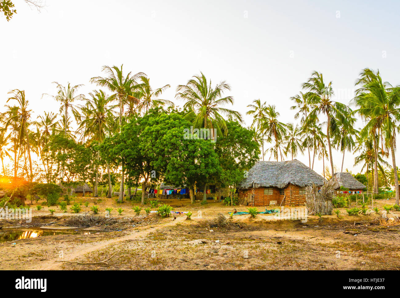 Maison traditionnelle de boue maasai Banque de photographies et d’images à haute résolution - Alamy