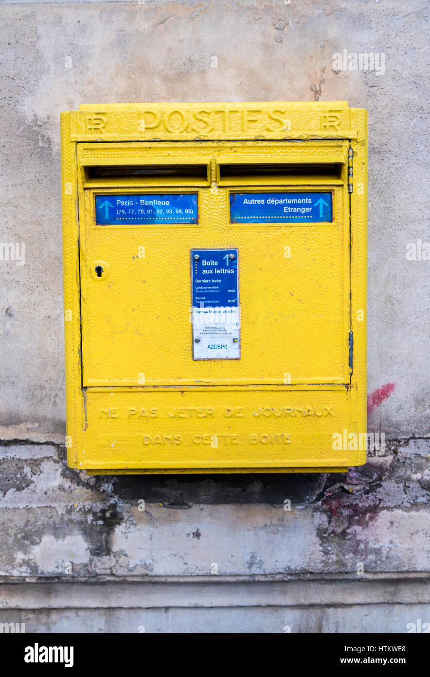 Yellow french postbox Banque de photographies et d’images à haute ...