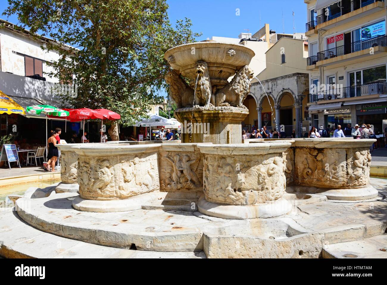 Vue de la fontaine Morosini en place des Lions dans le centre-ville ...