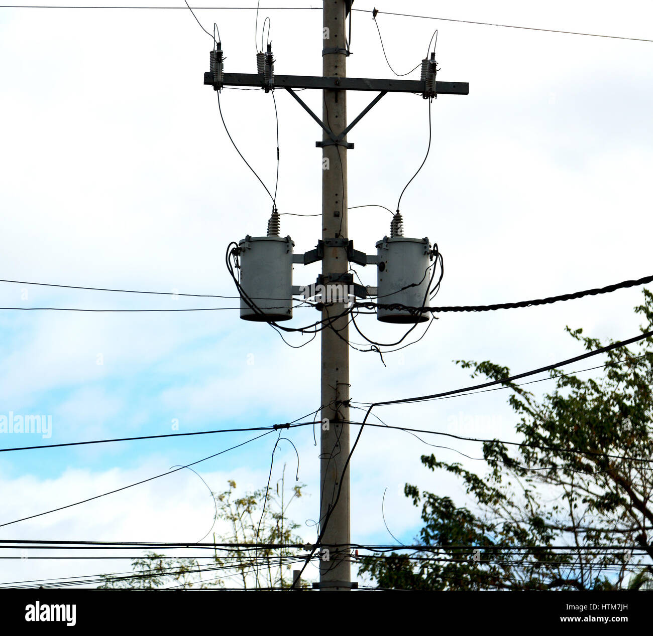 Flou dans philippines un poteau électrique avec transformateur et le ...