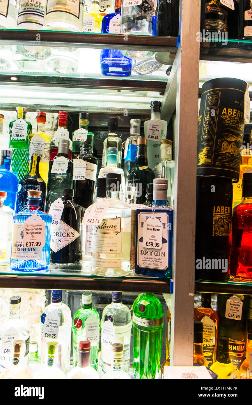 Bouteilles de gin rares Banque de photographies et d’images à haute ...