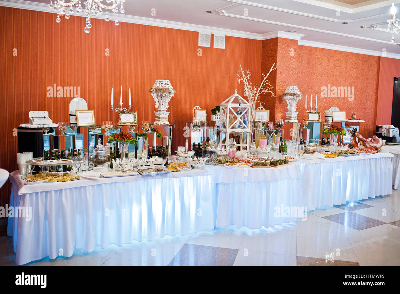 Réception de Mariage Élégance royale avec table de cuisine différents ...