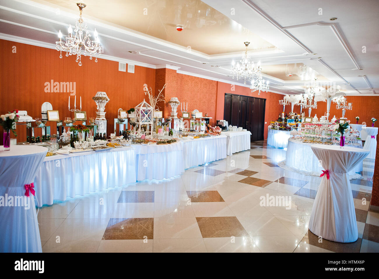 Réception de Mariage Élégance royale avec table de cuisine différents ...