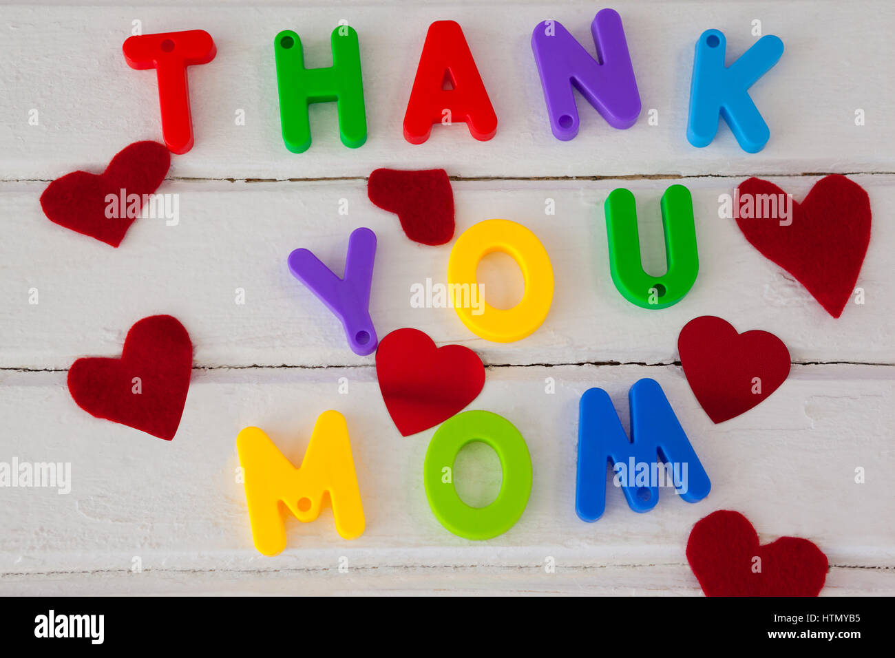 Merci maman message avec coeurs rouges sur le tableau blanc Photo Stock ...