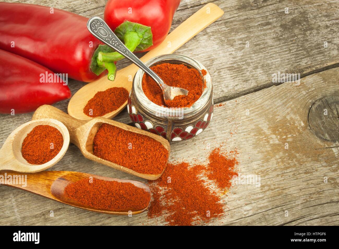 Poivron rouge séché. Les épices traditionnelles. Table de cuisine avec ...