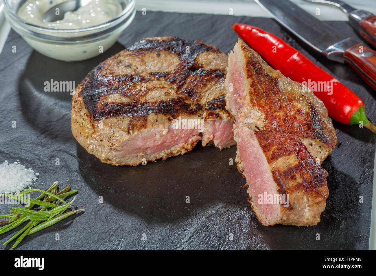 Entrecôte grillée, frites et légumes Photo Stock - Alamy