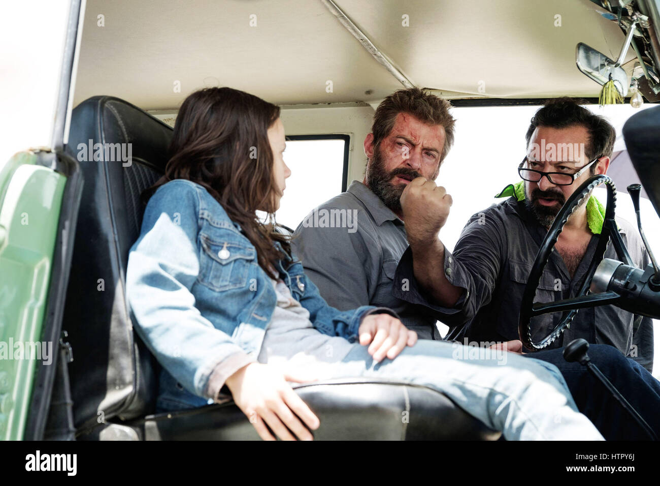 LOGAN, de gauche : Dafne Keen, Hugh Jackman, le réalisateur James ...