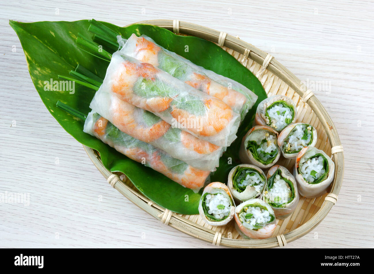 Vietnam, goi cuon est l'alimentation de rue, l'envelopper de crevettes ...