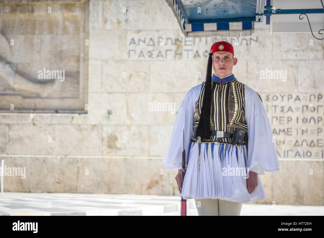 Athènes, Grèce - mars 5, 2017 : Evzonas habillés en uniforme de l'armée ...
