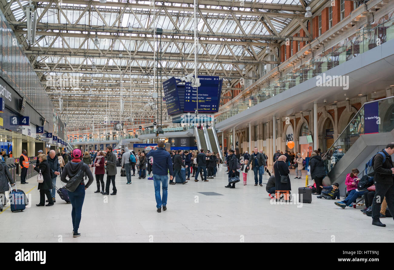 La gare de Waterloo. La gare ferroviaire le plus fréquenté du Royaume ...