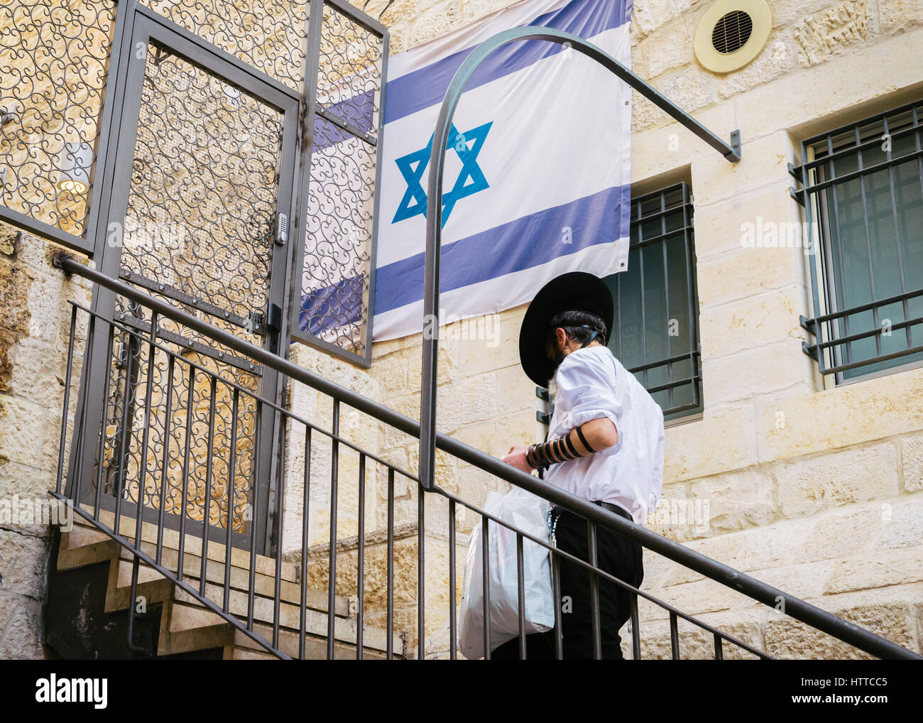 L'homme juif entre dans une maison sécurisée dans le quartier juif de ...